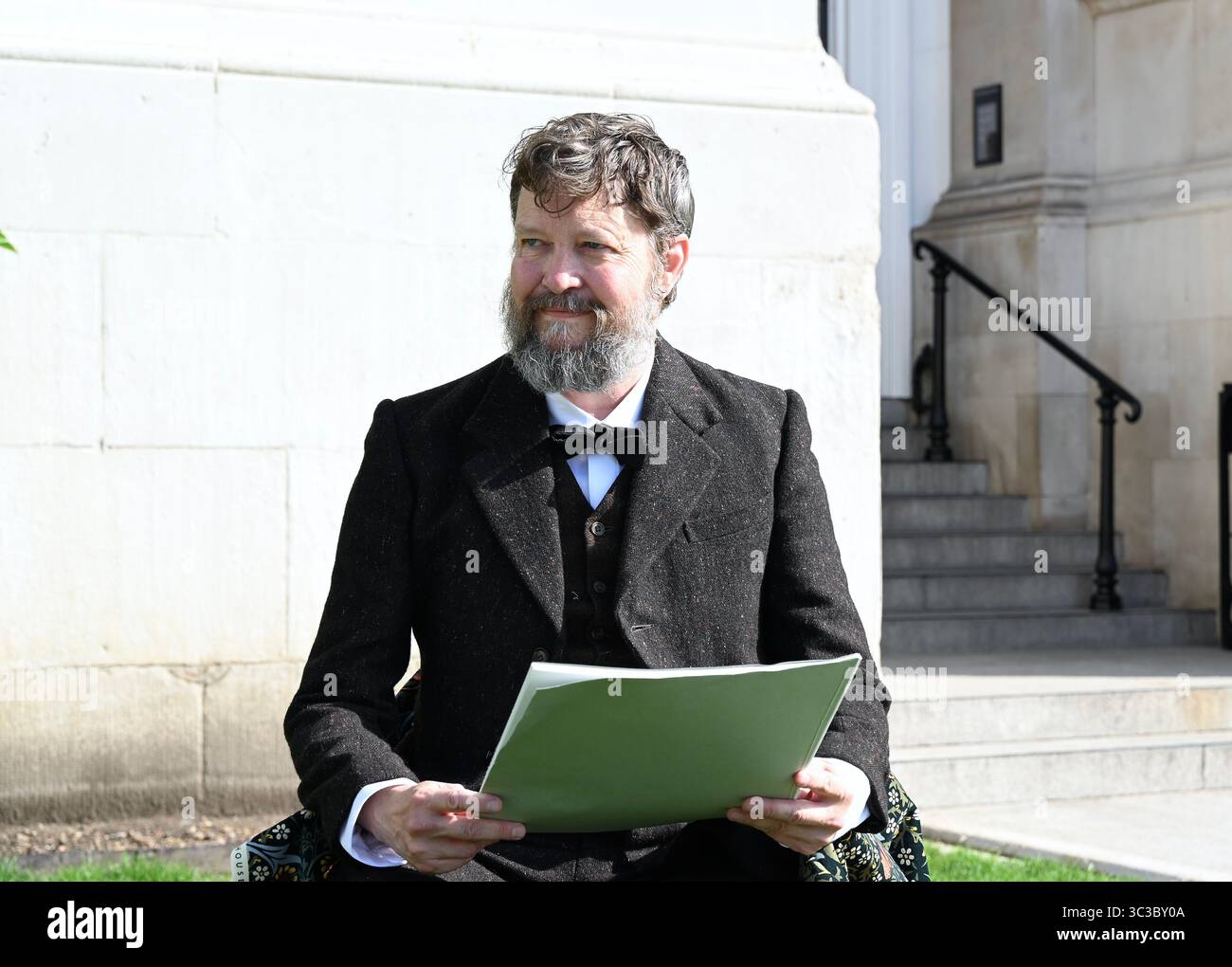 A REAL LIVE William Moris in full costume ( AKA National Gallery Chief ...