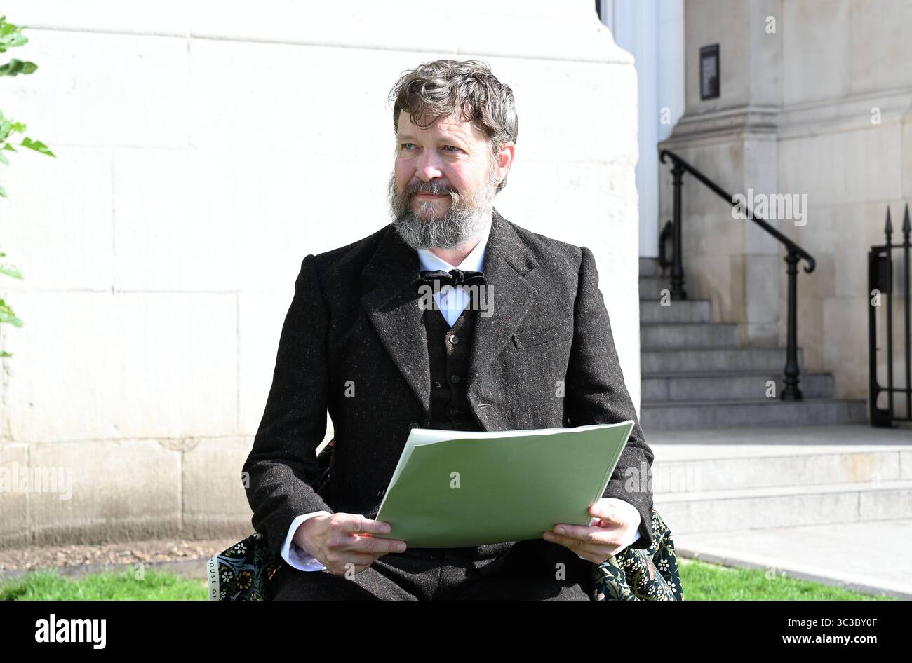 A REAL LIVE William Moris in full costume ( AKA National Gallery Chief ...