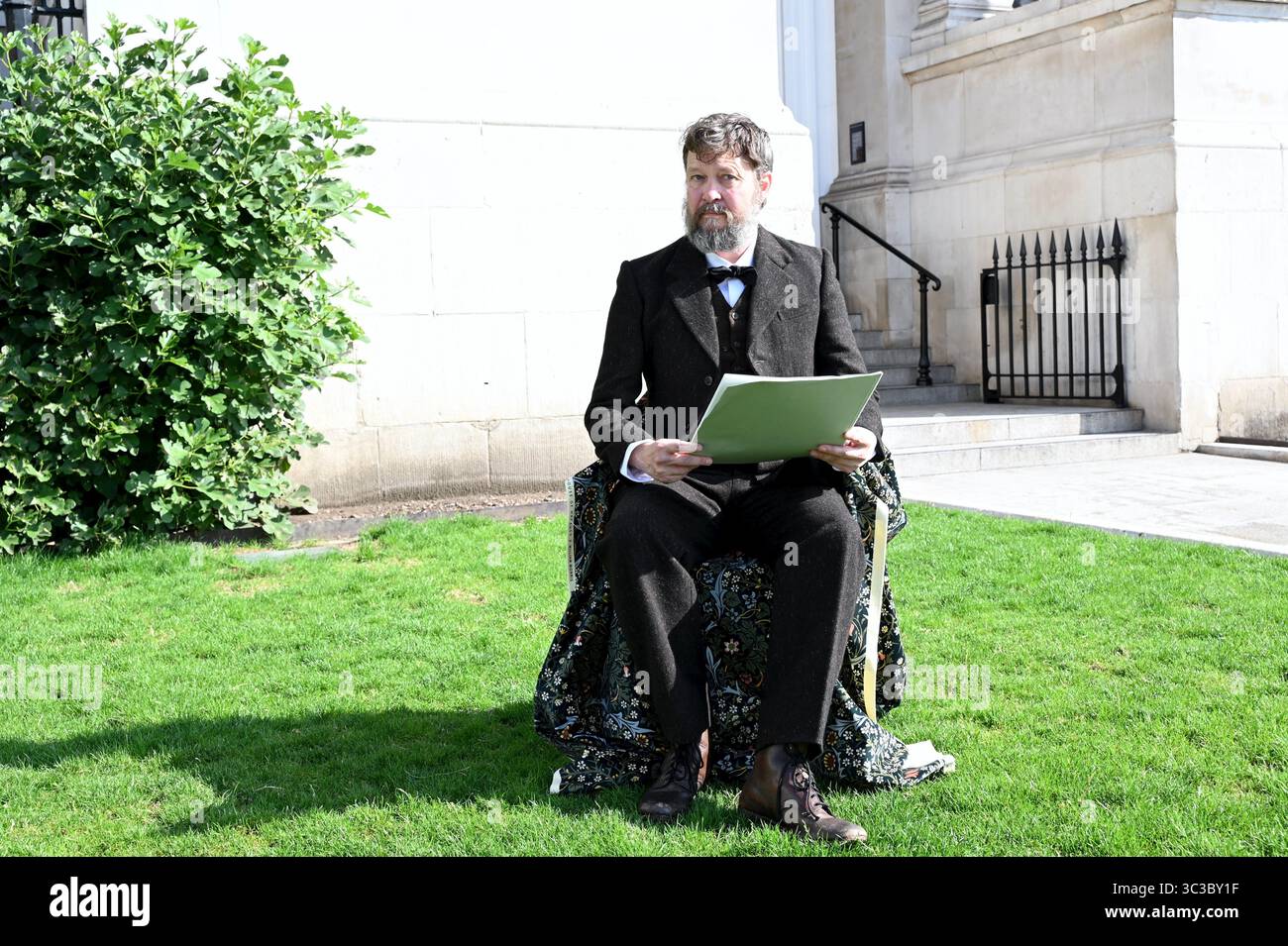 A REAL LIVE William Moris in full costume ( AKA National Gallery Chief ...