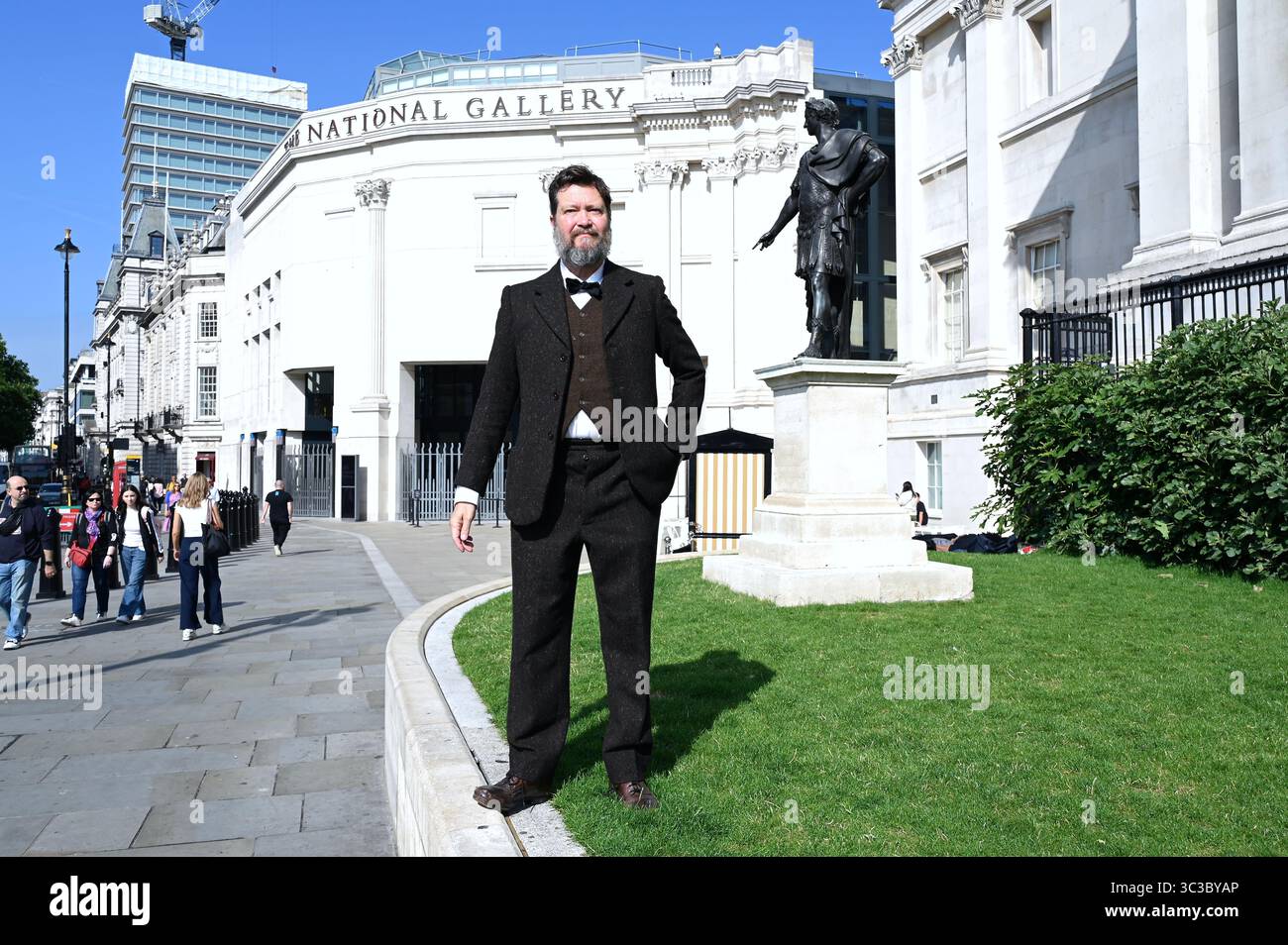 A REAL LIVE William Moris in full costume ( AKA National Gallery Chief ...