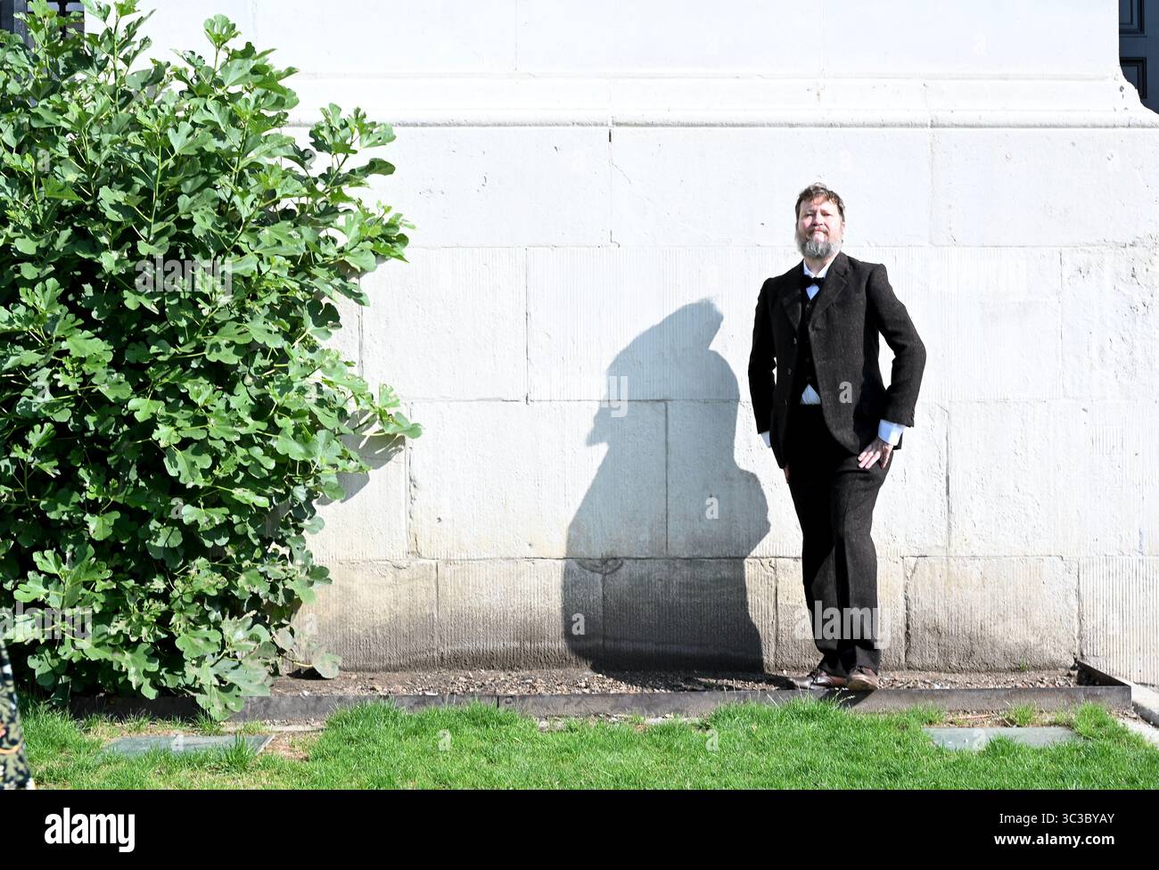 A REAL LIVE William Moris in full costume ( AKA National Gallery Chief Librarian and Archivist ...