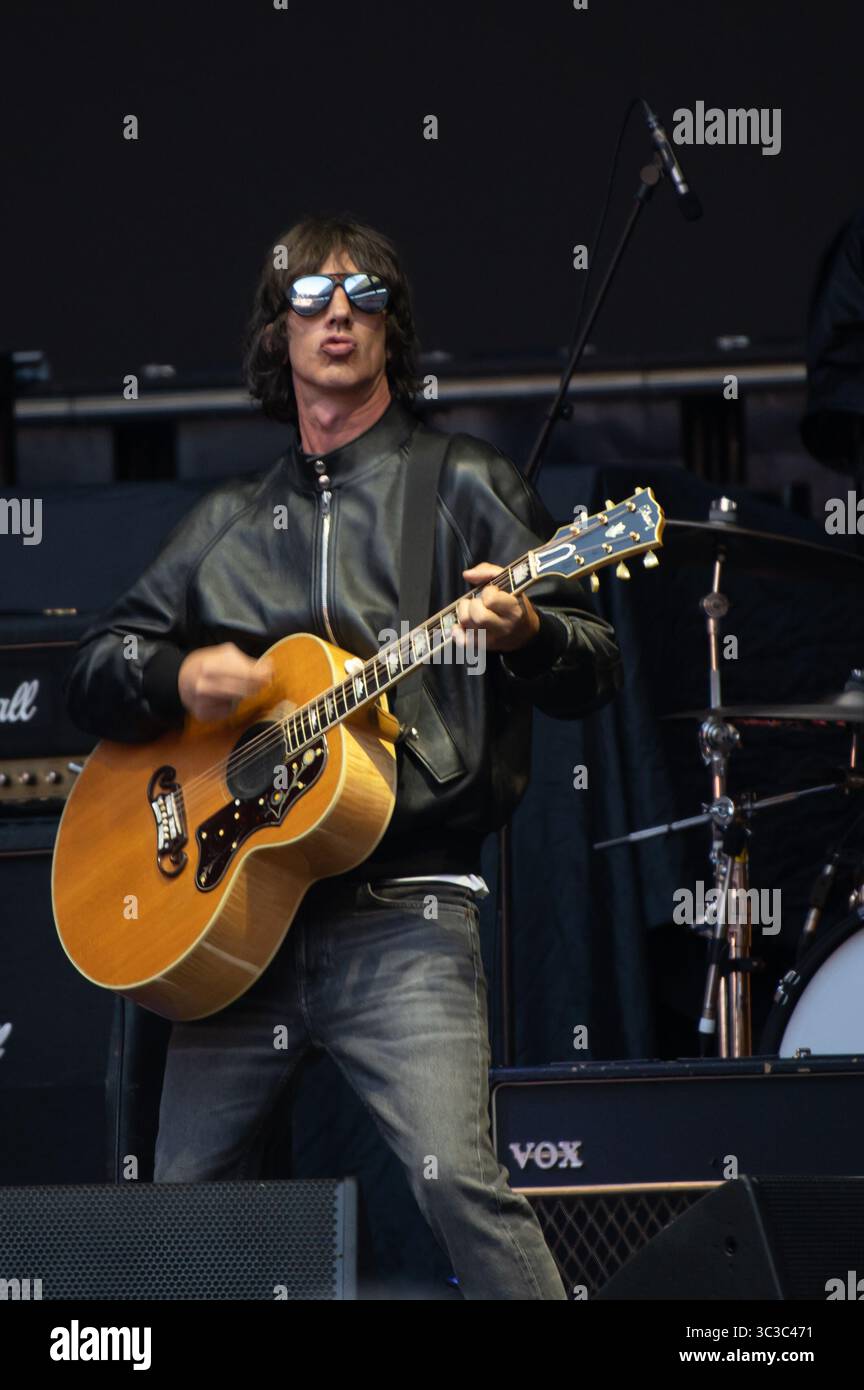London, United Kingdom. 25th July 2025. Richard Ashcroft warms up the ...