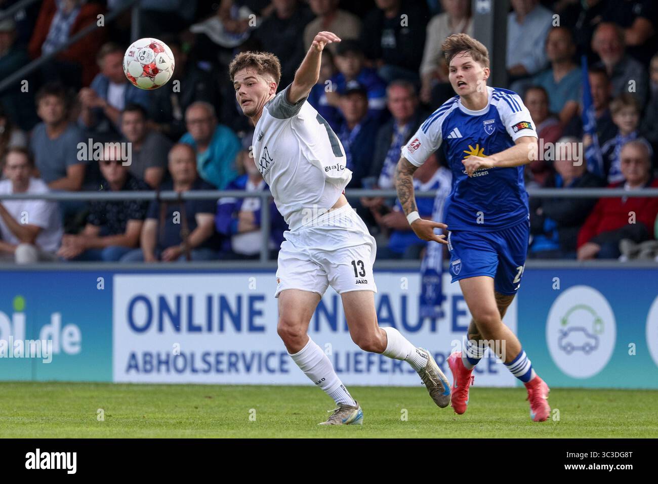 v.li.: Jonathan Wensing (SV Meppen, 13) und Noah Joshua Gumpert (BSV ...
