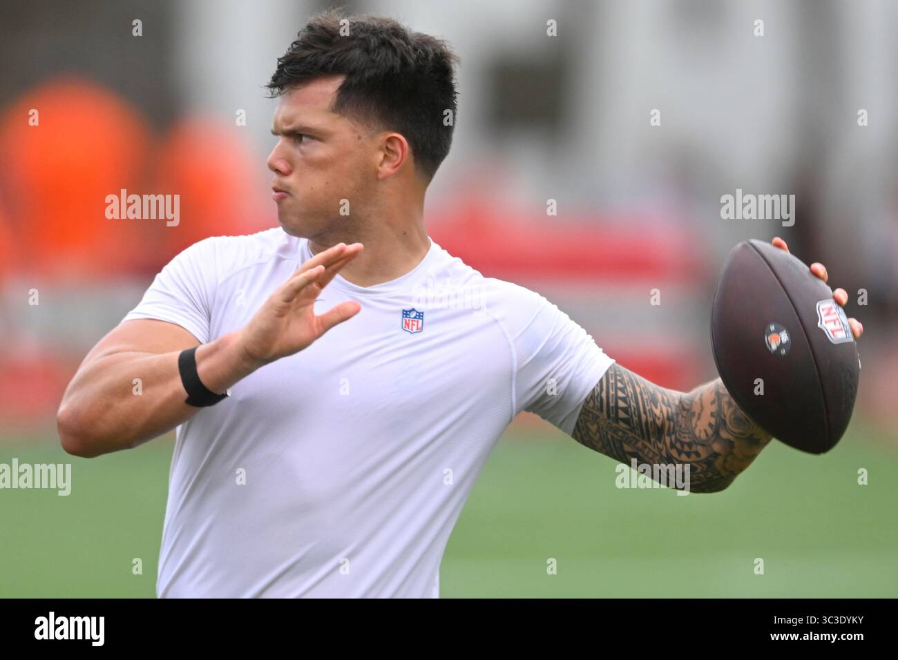 Cleveland Browns quarterback Dillon Gabriel throws a pass during a ...