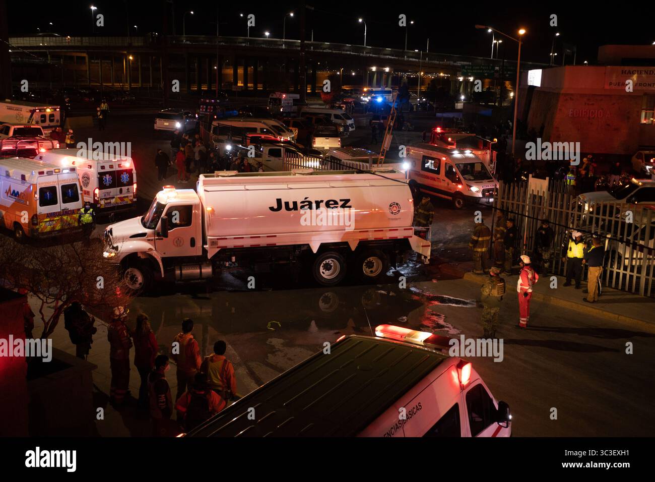 Emergency teams in Ciudad Ju?rez tackle a night-time border crisis Stock Photo - Alamy
