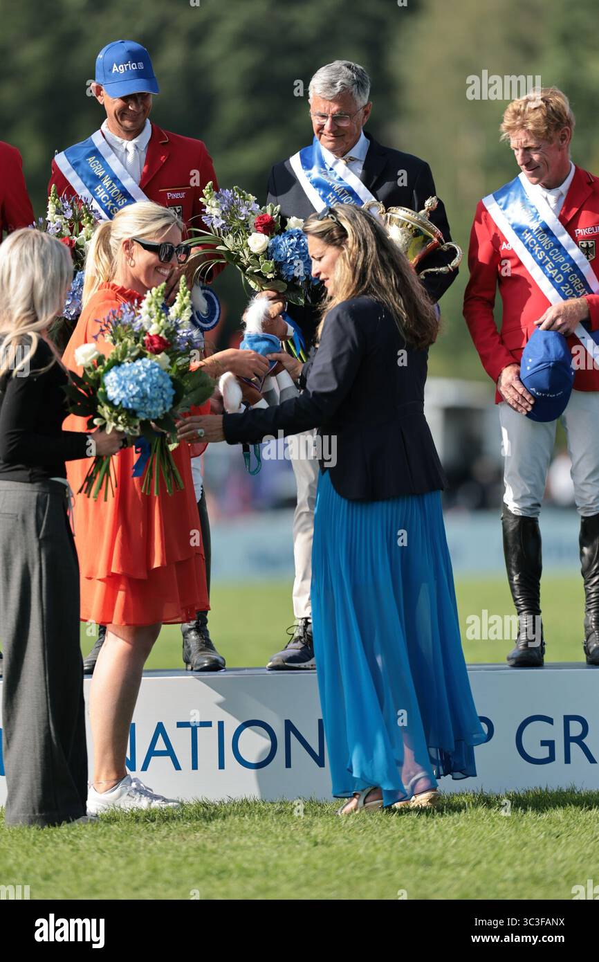Vicki Wentworth, Agria UK Managing Director, presenting the trophy to ...
