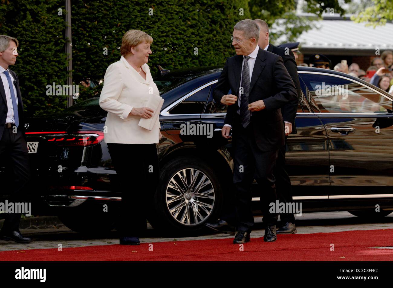 Angela Merkel mit Ehemann Joachim Sauer bei der Eröffnung der 113 ...