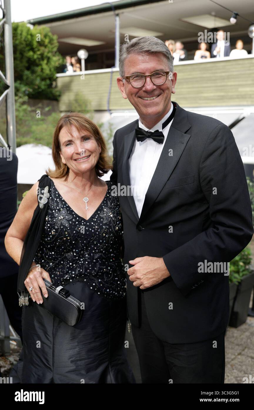 Wolfram Weimer mit Ehefrau Christiane Goetz-Weimer bei der Eröffnung ...