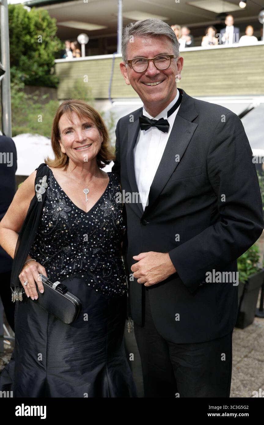 Wolfram Weimer mit Ehefrau Christiane Goetz-Weimer bei der Eröffnung ...