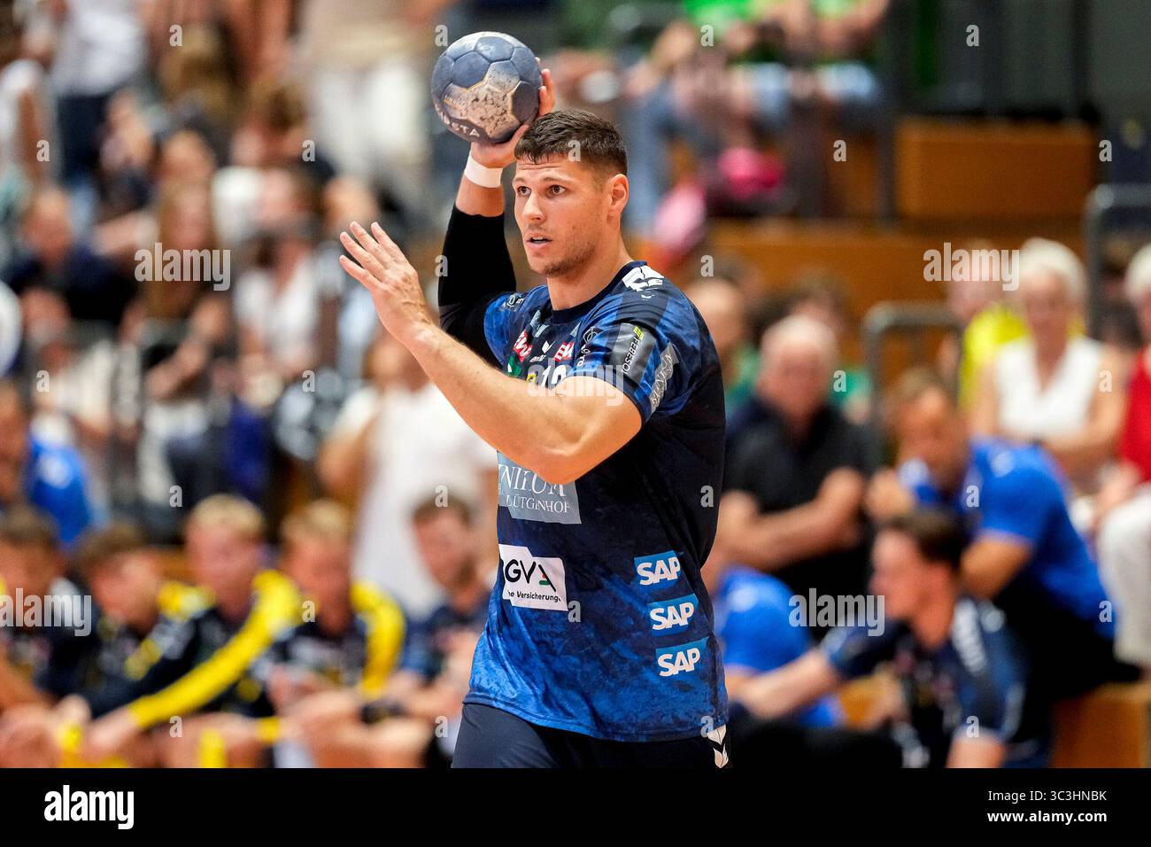 Sebastian Heymann (RNL, 13), am Ball, Einzelbild, Einzelfoto, Aktion ...