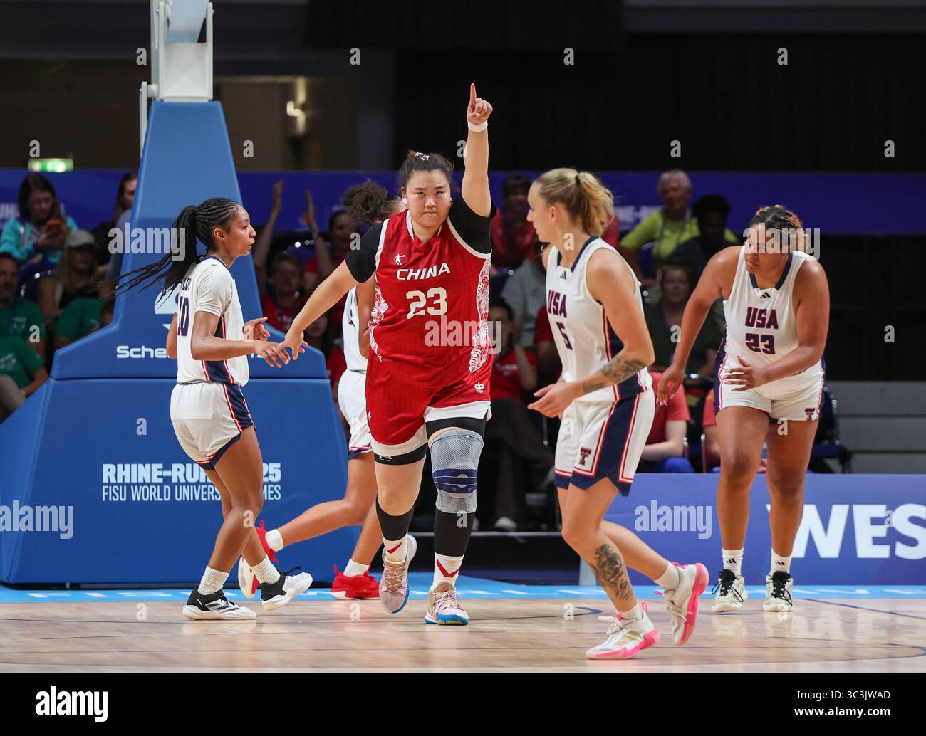 (250726) -- ESSEN, July 26, 2025 (Xinhua) -- Liu Yutong (C) of China ...