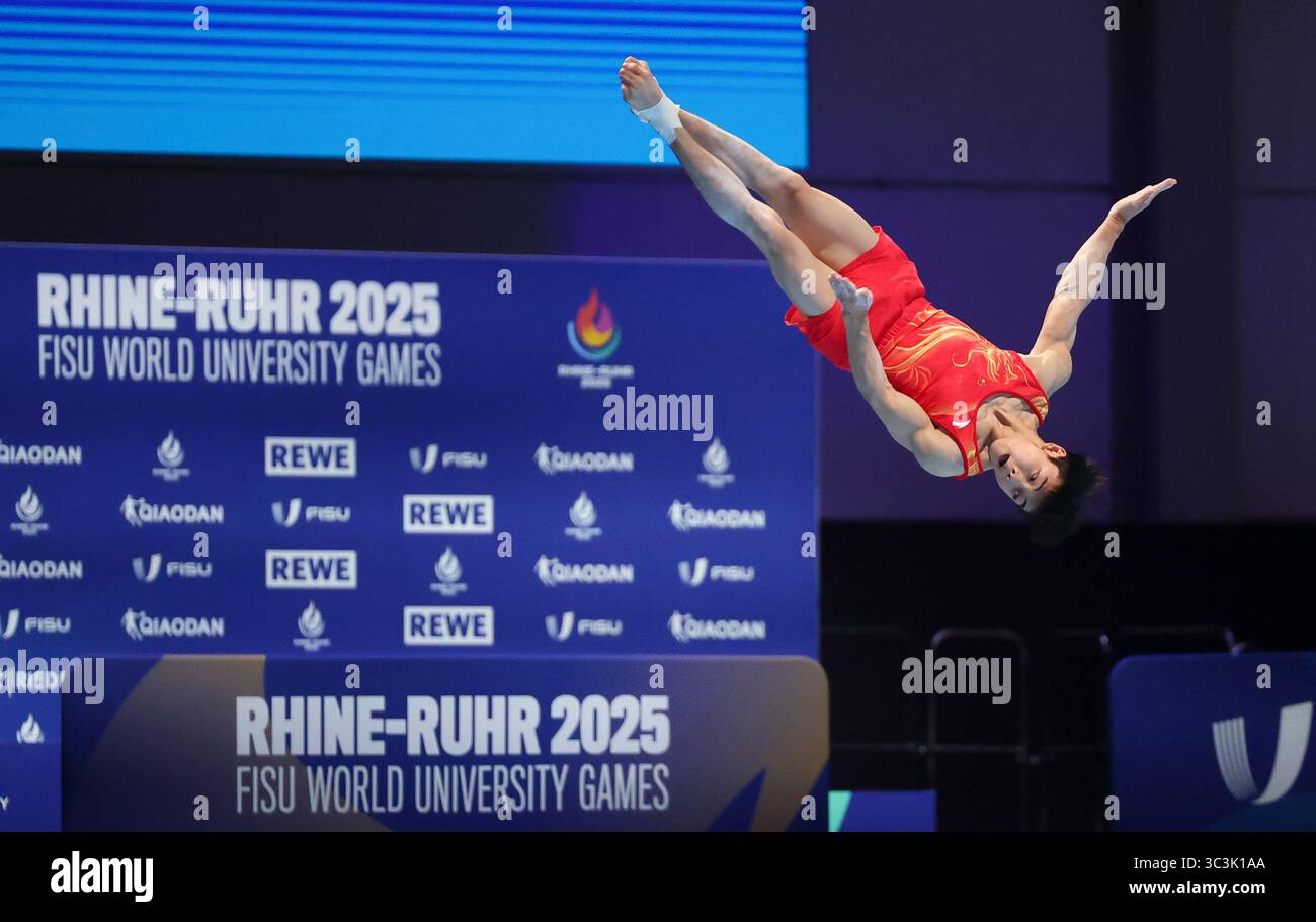 (250726) -- ESSEN, July 26, 2025 (Xinhua) -- He Xiang of China competes ...