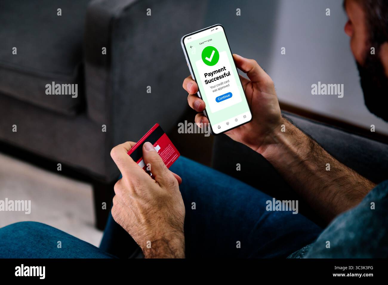 Man completing mobile payment hi-res stock photography and images - Alamy