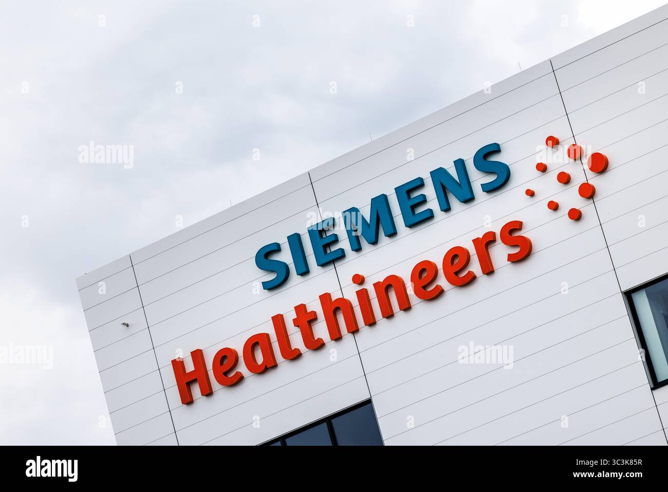 Forchheim, Germany. 25th July, 2025. The lettering and logo of Siemens Healthineers can be seen ...