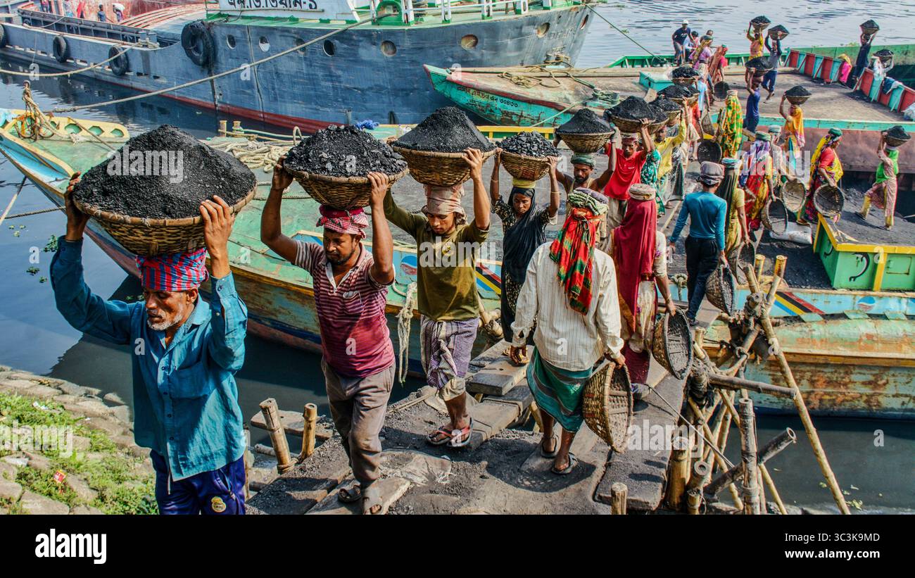 Workers unloading coal hi-res stock photography and images - Alamy