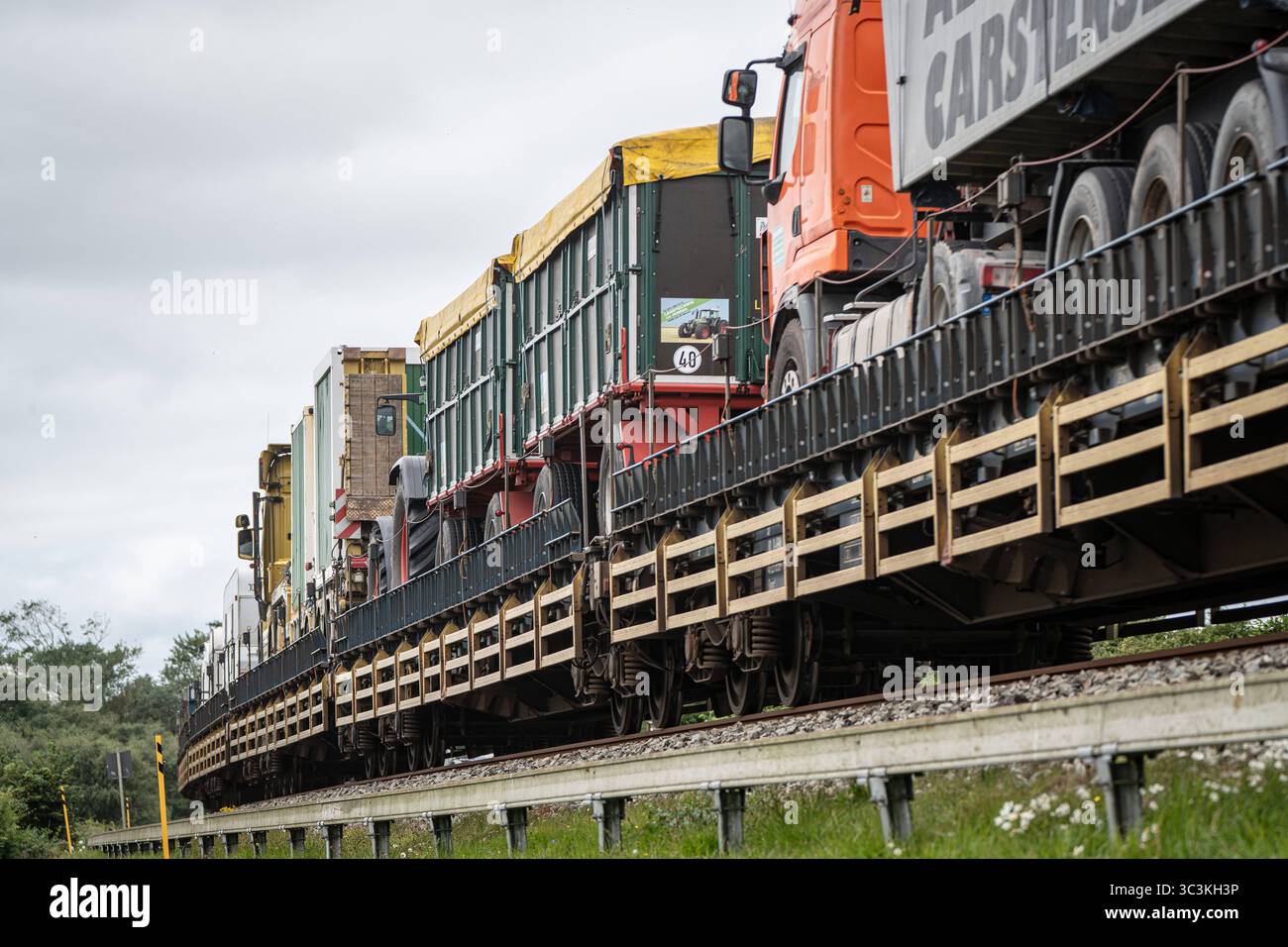 Blauer Autozug der RDC AUTOZUG Sylt GmbH auf der Nordseeinsel SyltBlick ...