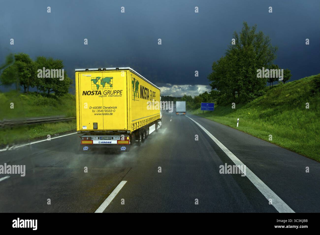 Overtaking manoeuvre of articulated lorry, lorry overtaking in ...