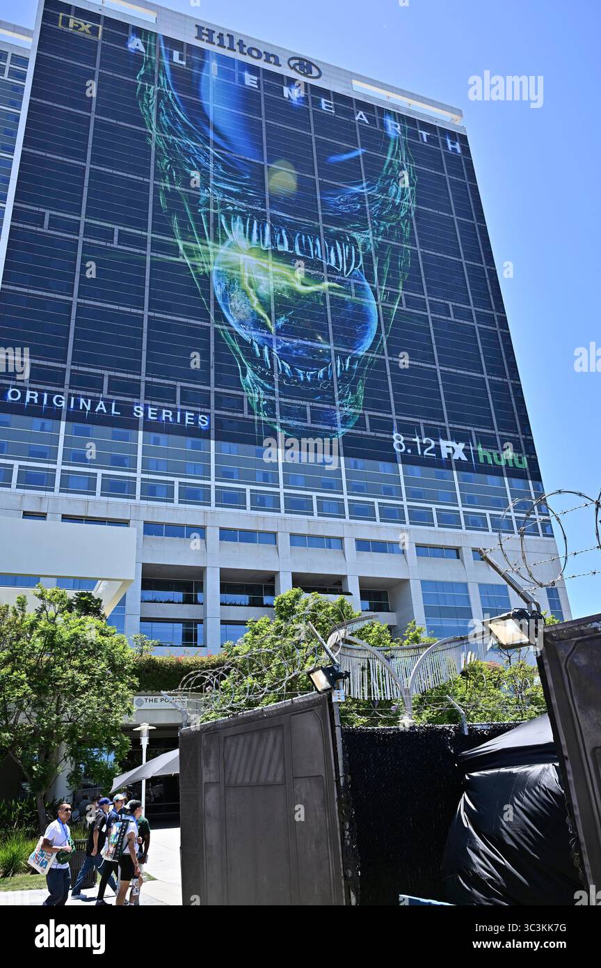 Werbung für die TV-Serie Alien: Earth am Hilton Hotel - Impressionen ...