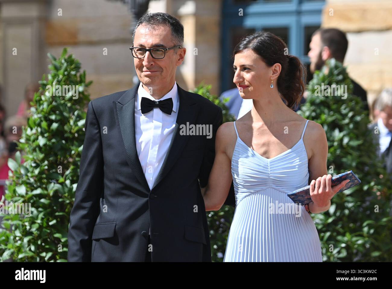 Bayreuth, Deutschland. 25th July, 2025. Cem OEZDEMIR with his partner ...