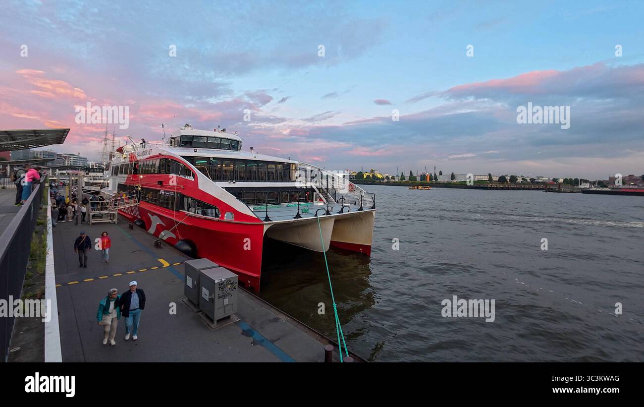 Halunder Jet, Katamaran der Förde Reederei Seetouristik FRS. Fährdienst ...