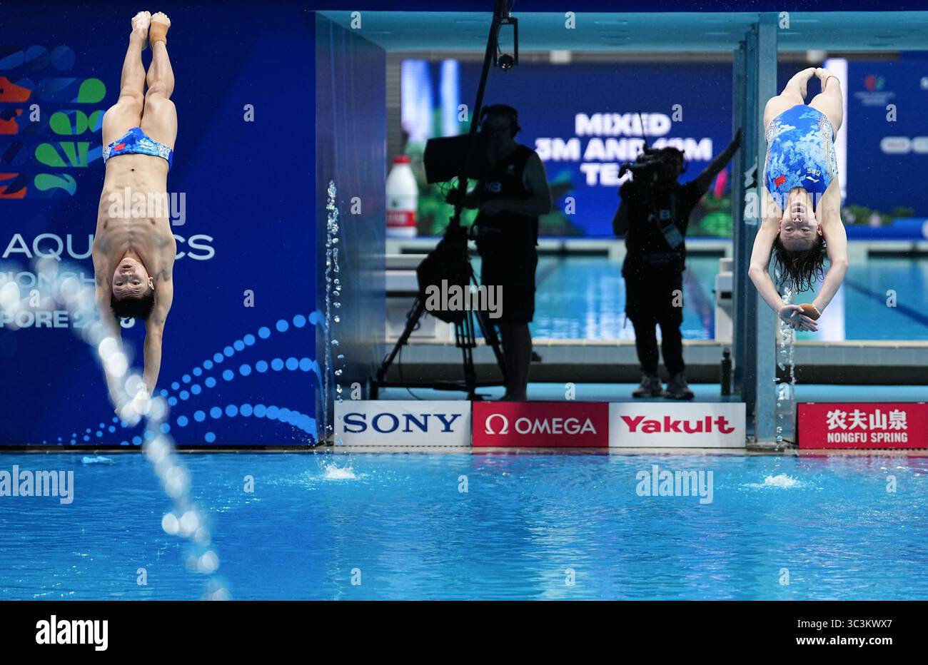 (250726) -- SINGAPORE, July 26, 2025 (Xinhua) -- Cheng Zilong (L)/Chen ...