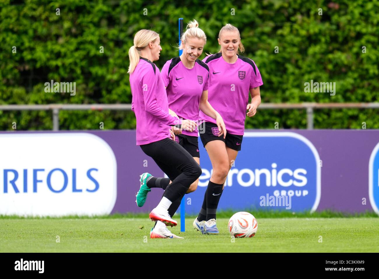 England's Chloe Kelly (left), Leah Williamson and Georgia Stanway ...