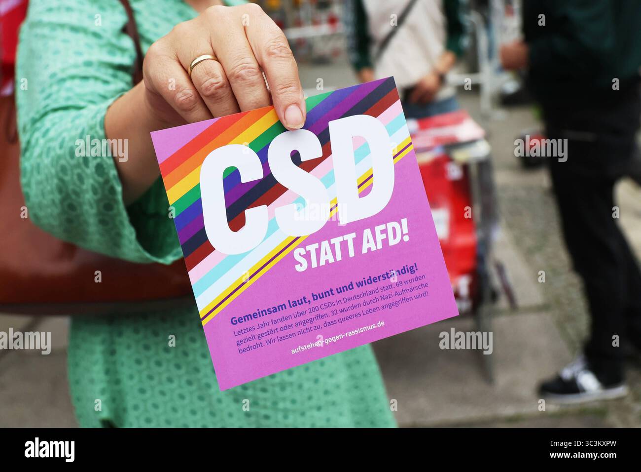 CSD statt AfD -Menschen bei der CSD Demonstration in Berlin am 26. Juli ...