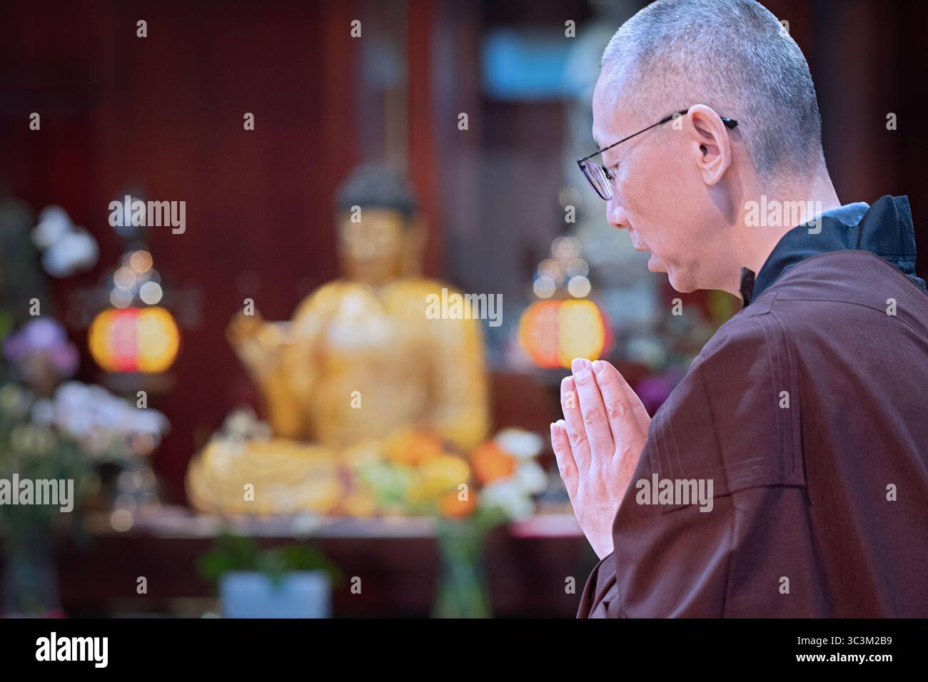 Side profile praying monk statue hi-res stock photography and images ...