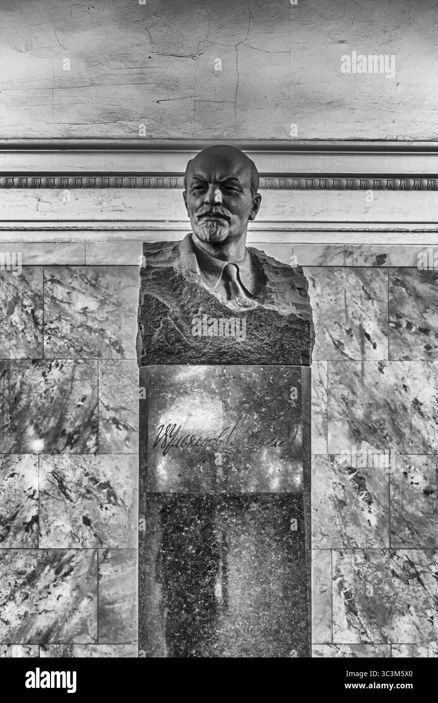 Lenin bust monument inside Belorusskaya subway station, Moscow, Russia ...