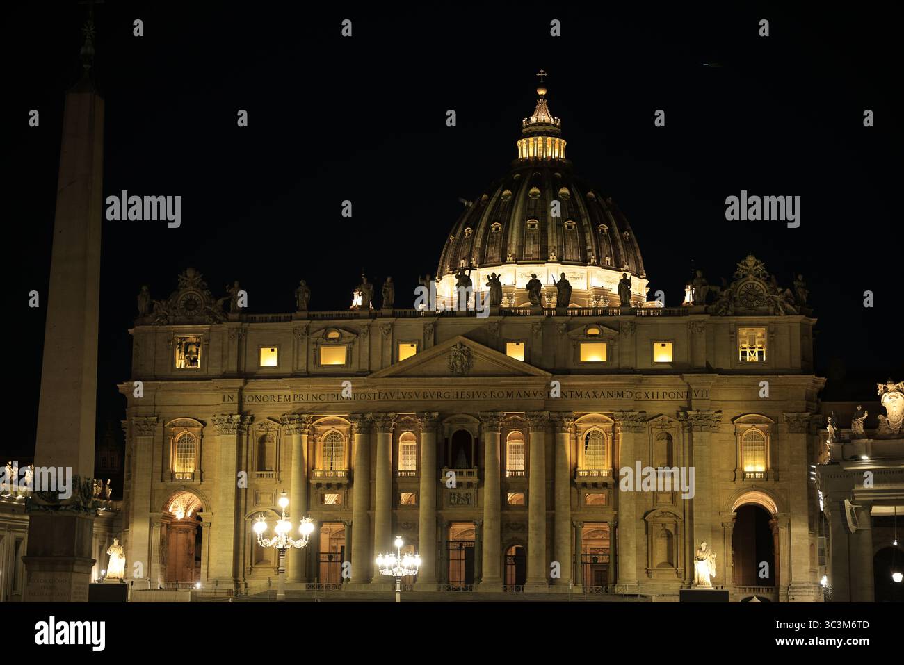 St. Peter’s Basilica lit up at night in Vatican City, Rome, Italy ...