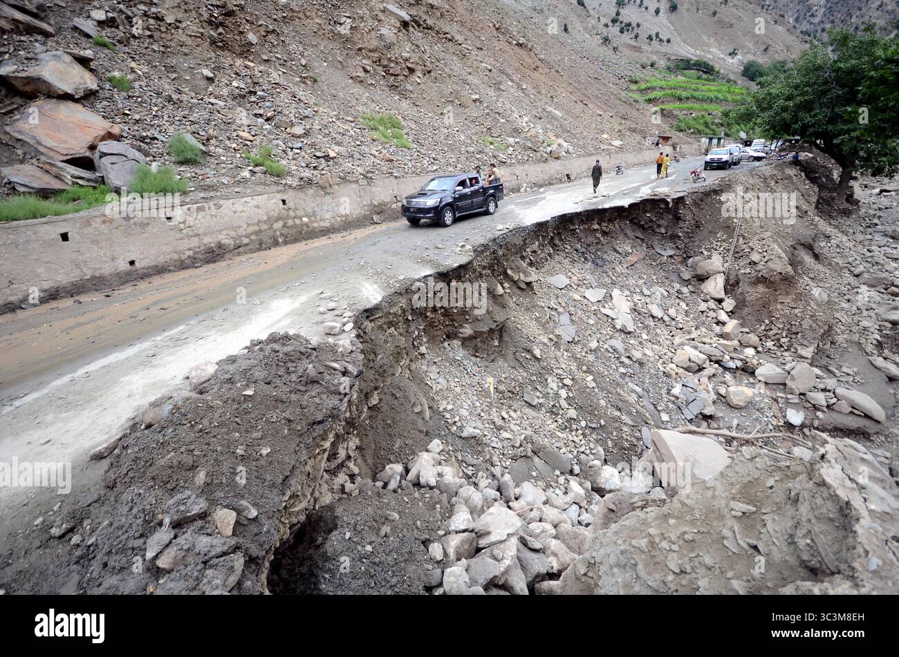 (250726) -- CHILAS, July 26, 2025 (Xinhua) -- A damaged road is seen ...