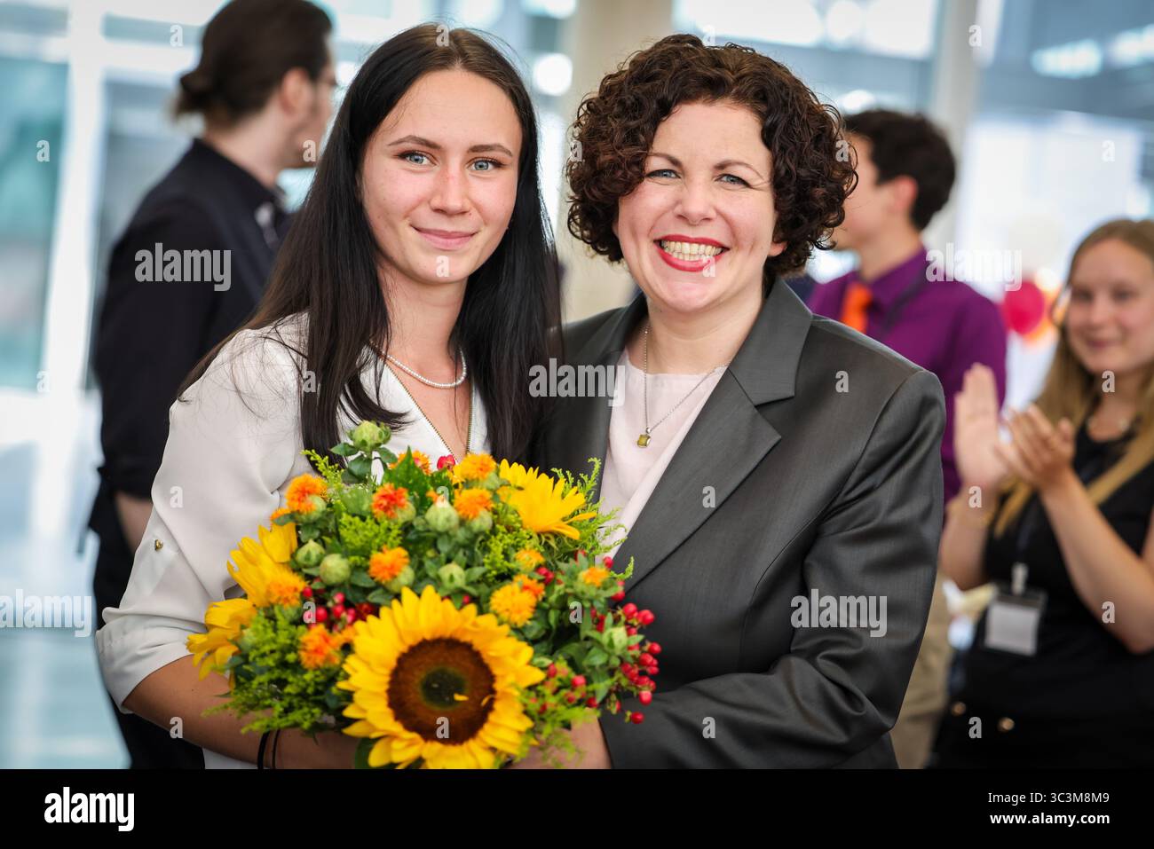 26 July 2025, North Rhine-Westphalia, Bochum: Anastasia Wirsing (l-r ...