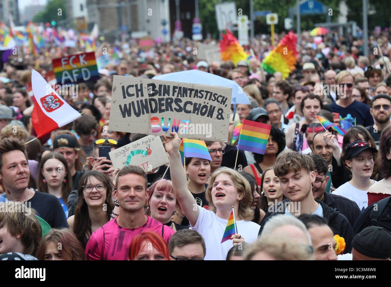 Menschen bei der CSD Demonstration in Berlin am 26. Juli 2025. CSD 2025 ...