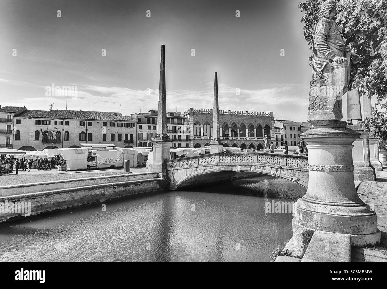 The scenic square of Prato della Valle and its beautiful canal in Padua ...