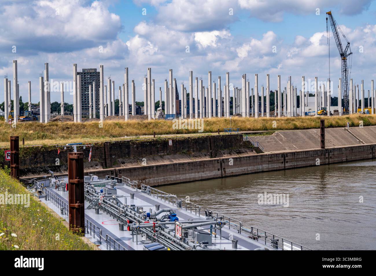 Construction of a new logistics hall on Mercatroinsel, Hall 2, next to ...
