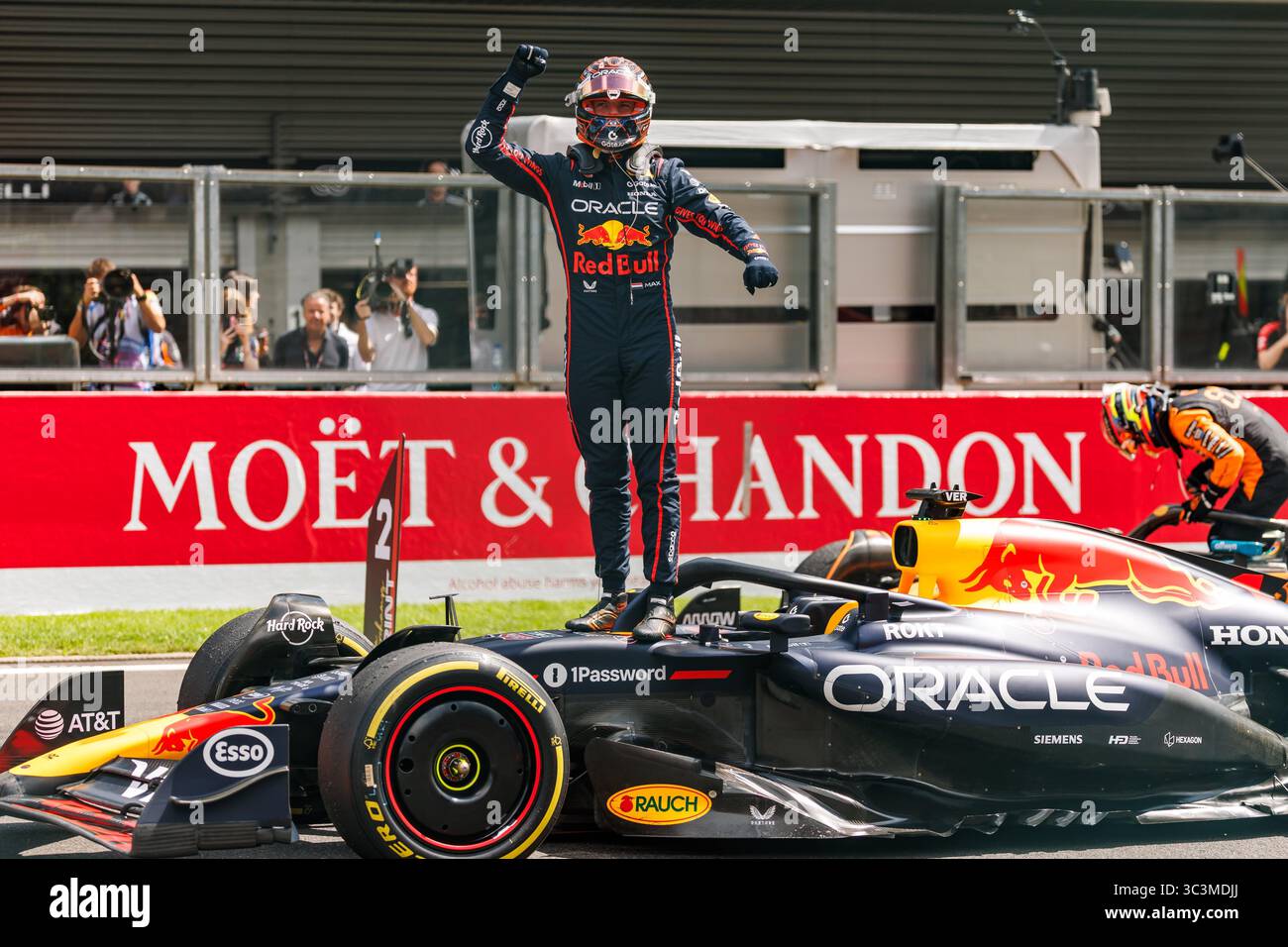 Max Verstappen (Oracle Red Bull Racing, #01) bejubelt seinen Sieg beim ...