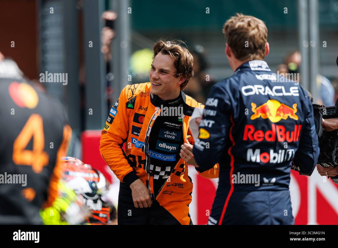 Oscar Piastri (McLaren Formula 1 Team, #81) und Max Verstappen (Oracle ...