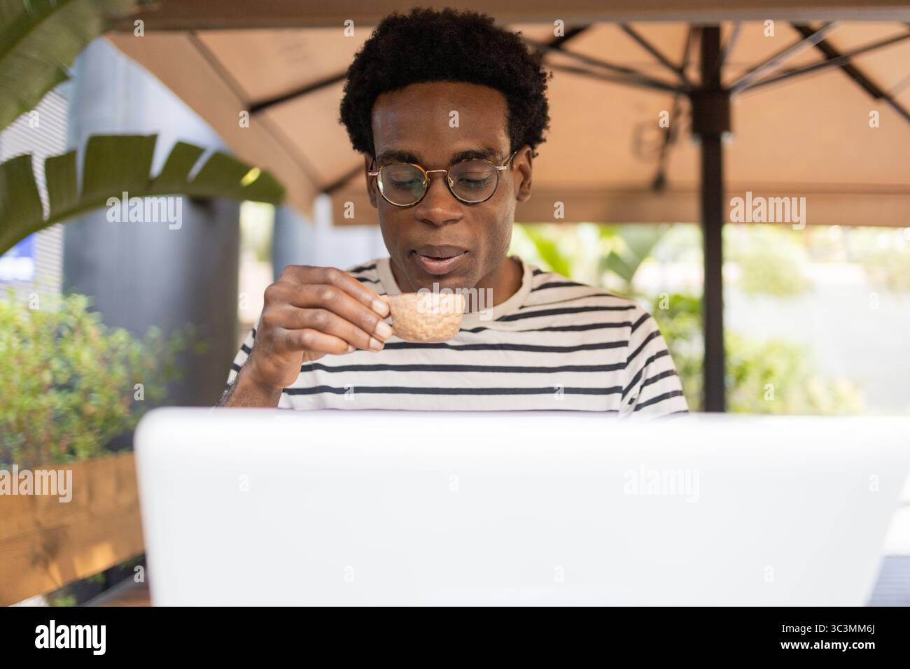 Outdoor cafe setting featuring hi-res stock photography and images - Alamy