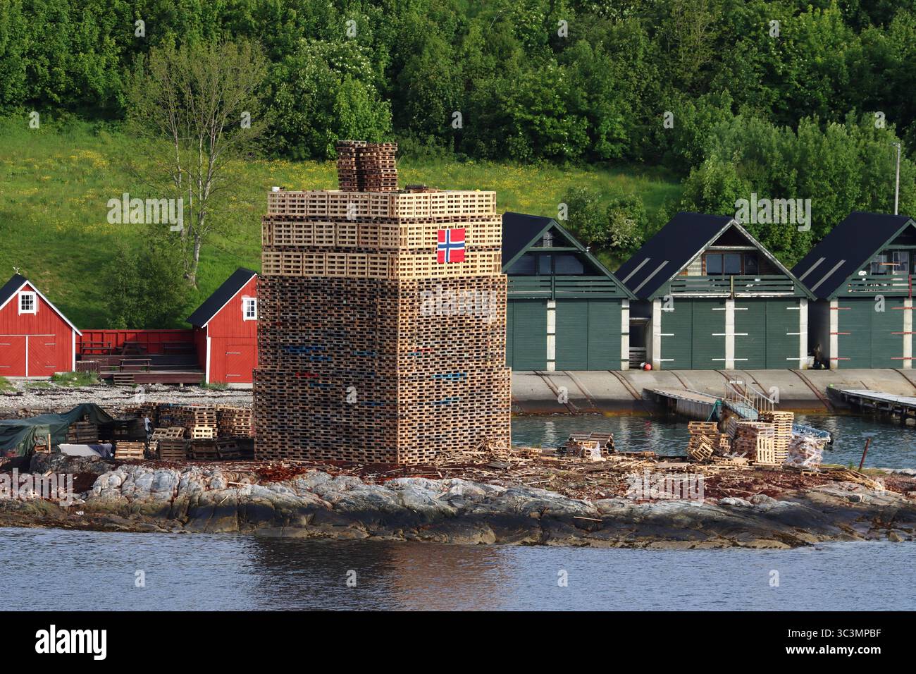 The construction of the Slinningsbålet bonfire nears completion in ...