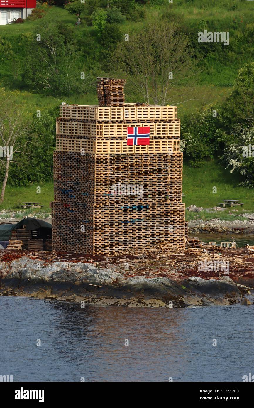 The construction of the Slinningsbålet bonfire nears completion in ...
