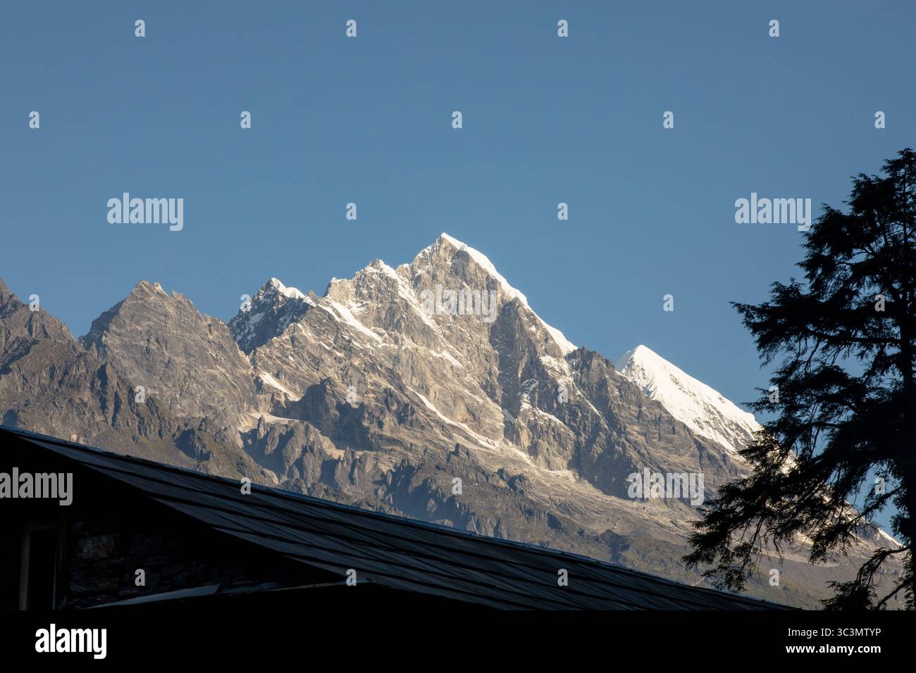 Stunning view of the snow-capped peaks of the Everest region in Nepal ...