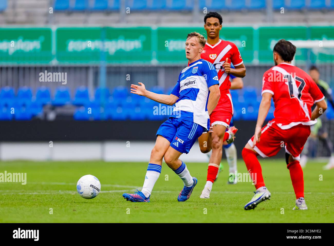 Zwolle - Nick Fichtinger of PEC Zwolle, Etienne Eto'o of Rayo Vallecano ...