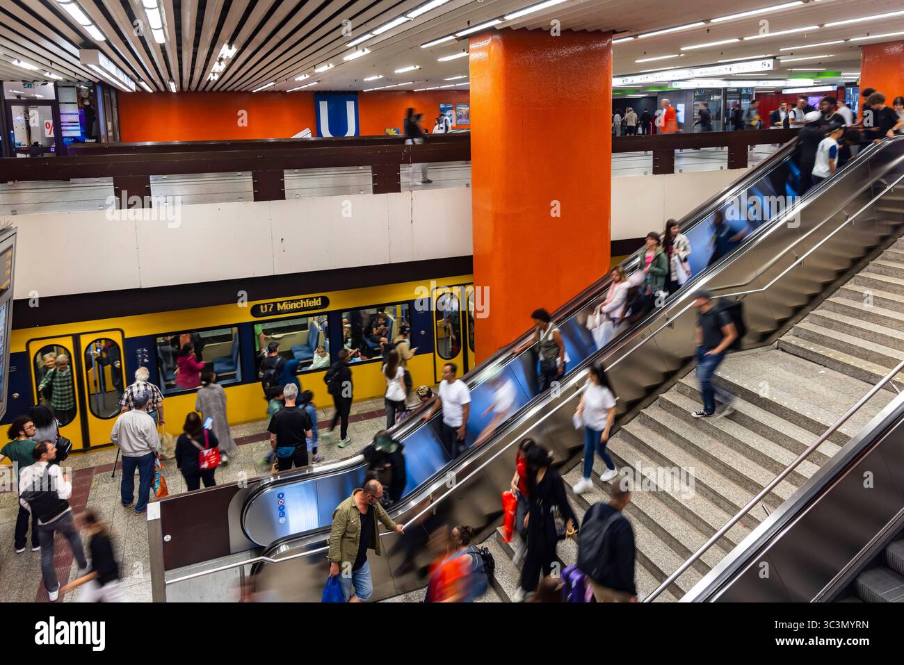 Stadtbahn Haltestelle Hauptbahnhof Stuttgart. Bahnsteig mit vielen ...