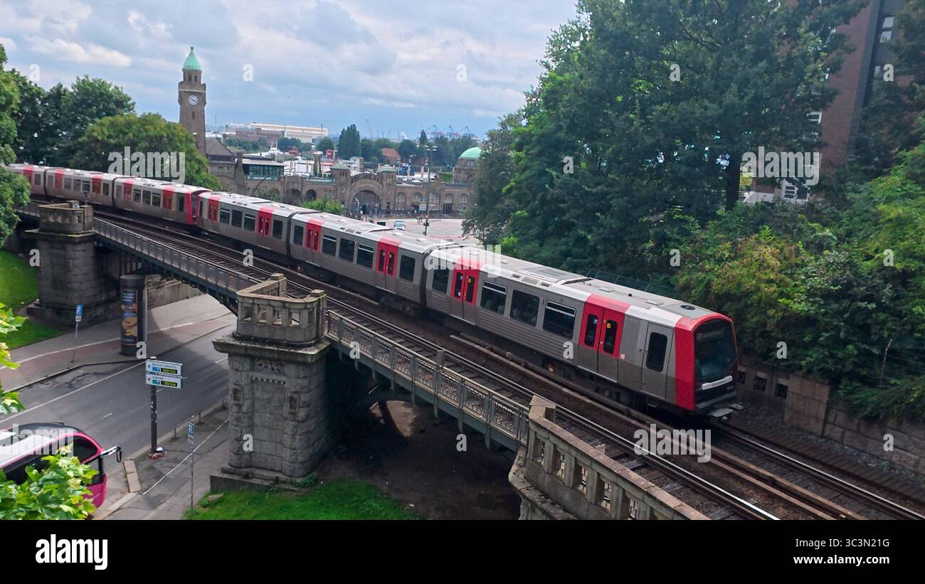 U-Bahn Zug der Hamburger Hochbahn HHA im Bereich der St. Pauli ...