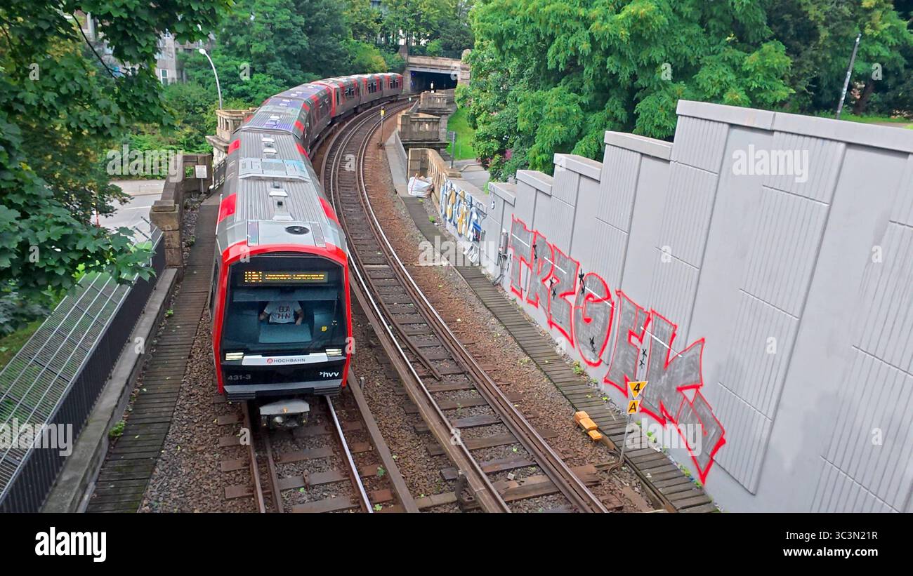 U-Bahn Zug der Hamburger Hochbahn HHA im Bereich der St. Pauli ...