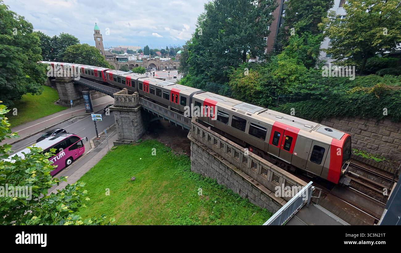U-Bahn Zug der Hamburger Hochbahn HHA im Bereich der St. Pauli ...