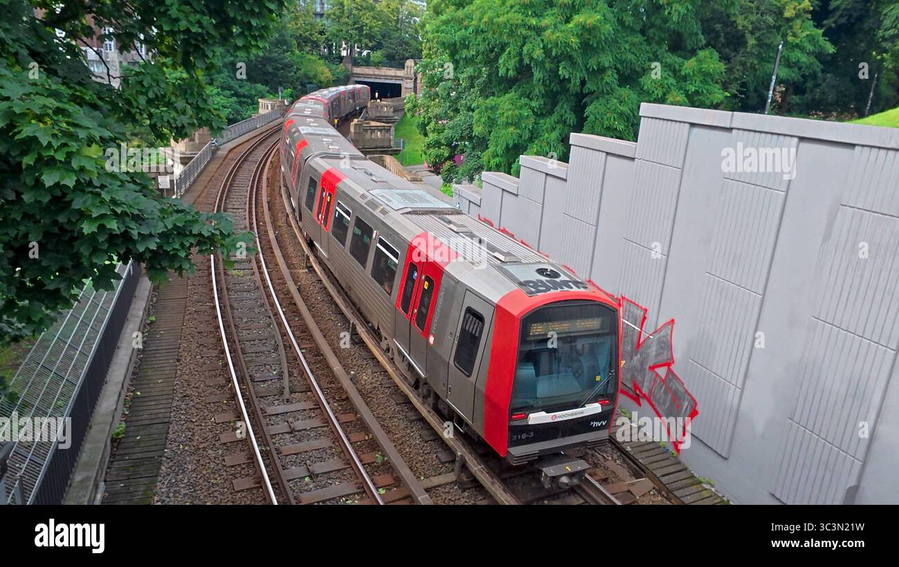 U-Bahn Zug der Hamburger Hochbahn HHA im Bereich der St. Pauli ...