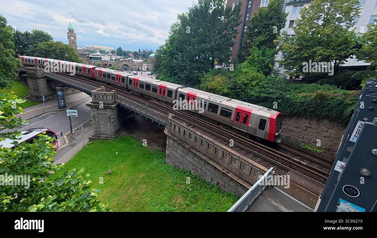 U-Bahn Zug der Hamburger Hochbahn HHA im Bereich der St. Pauli ...
