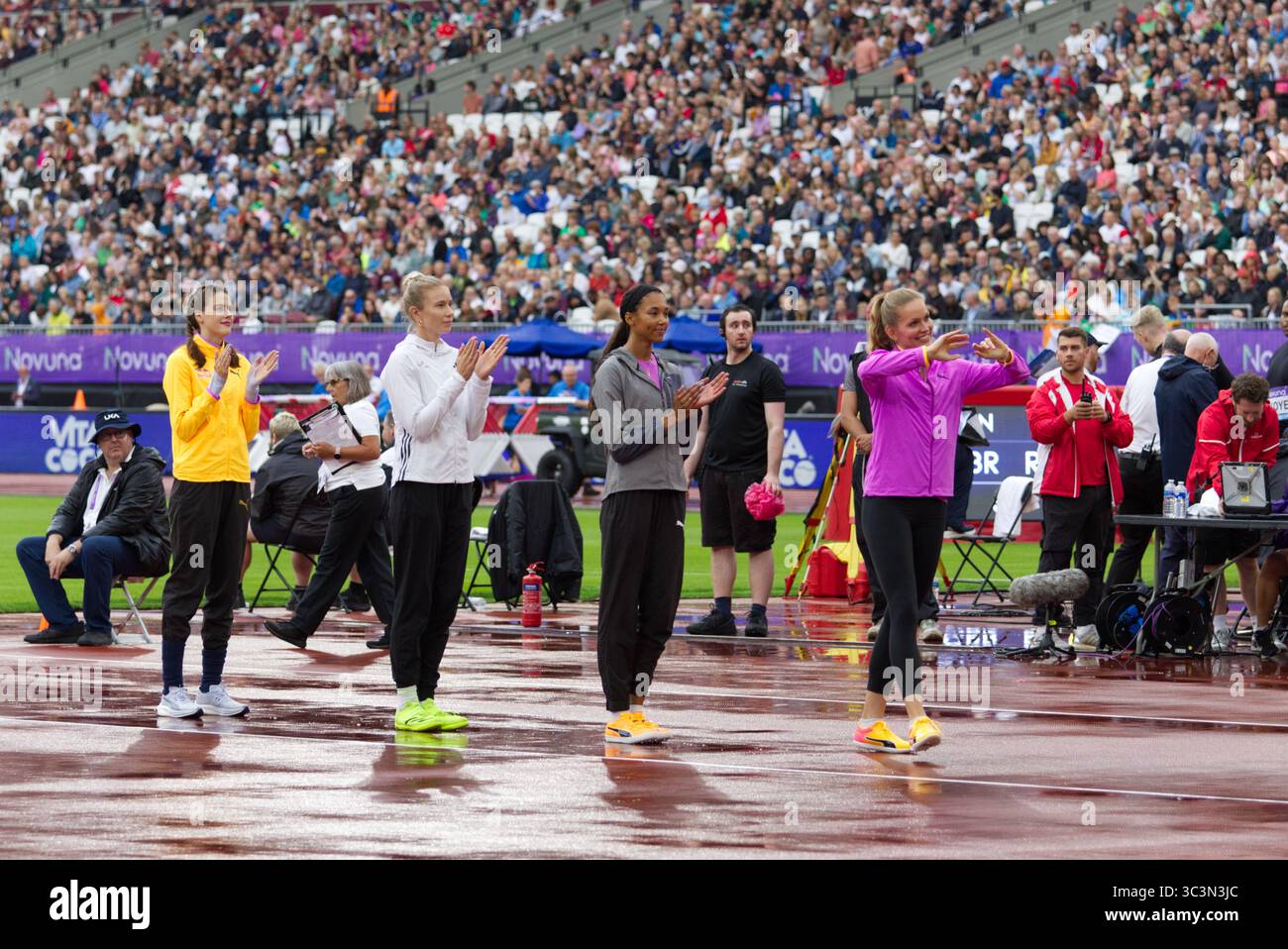 Womens high jump hi-res stock photography and images - Alamy