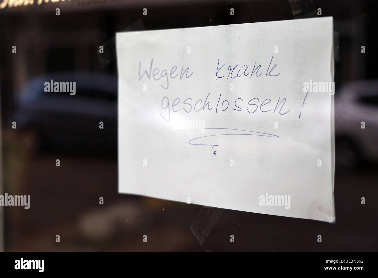 Weimar 22.07.2025, Weimar, an einem Cafe haengt ein Schild mit der ...